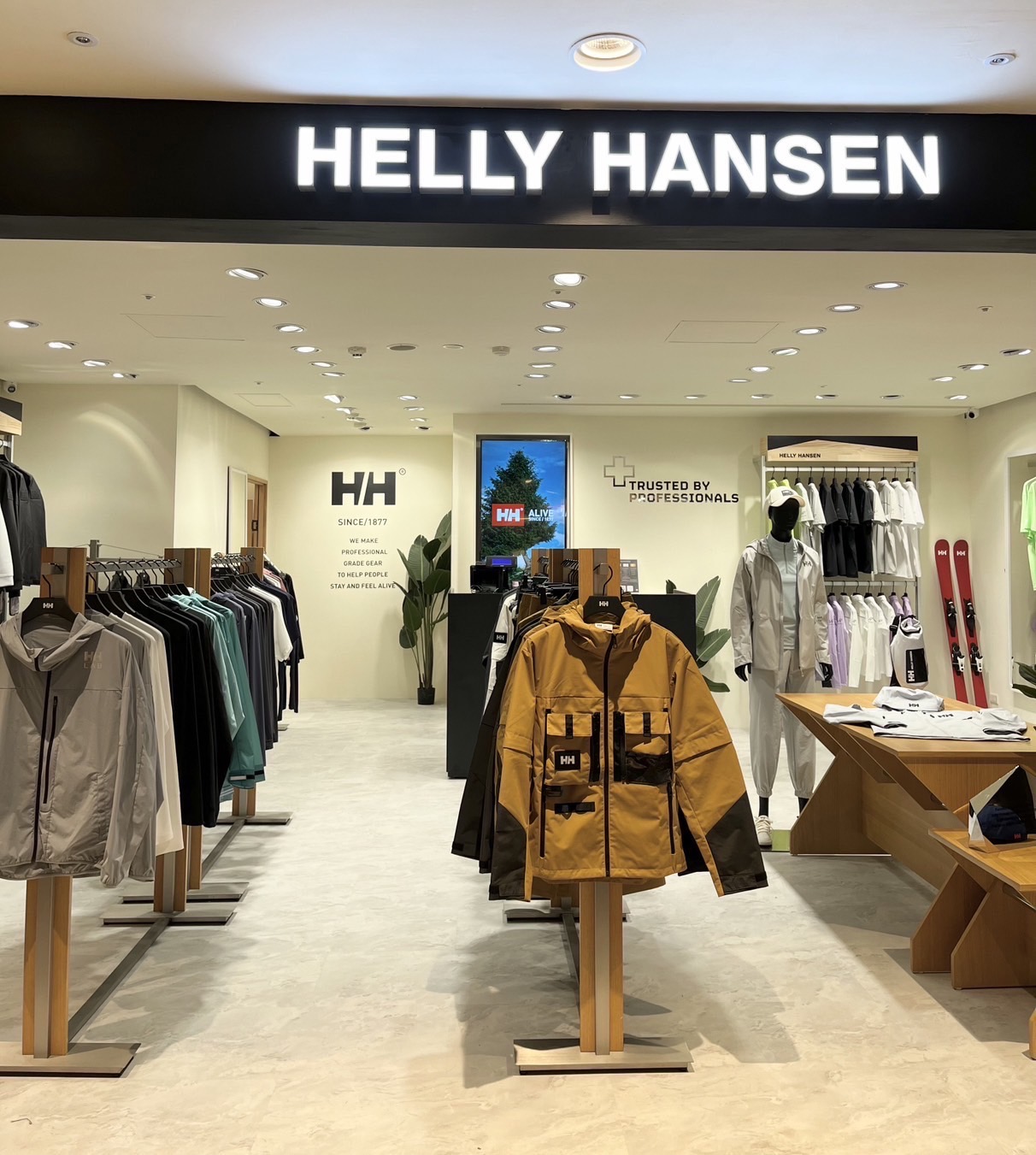 解析挪威專業級戶外品牌Helly Hansen三大系列！SOGO忠孝館同時盛大開幕 - men's uno Taiwan